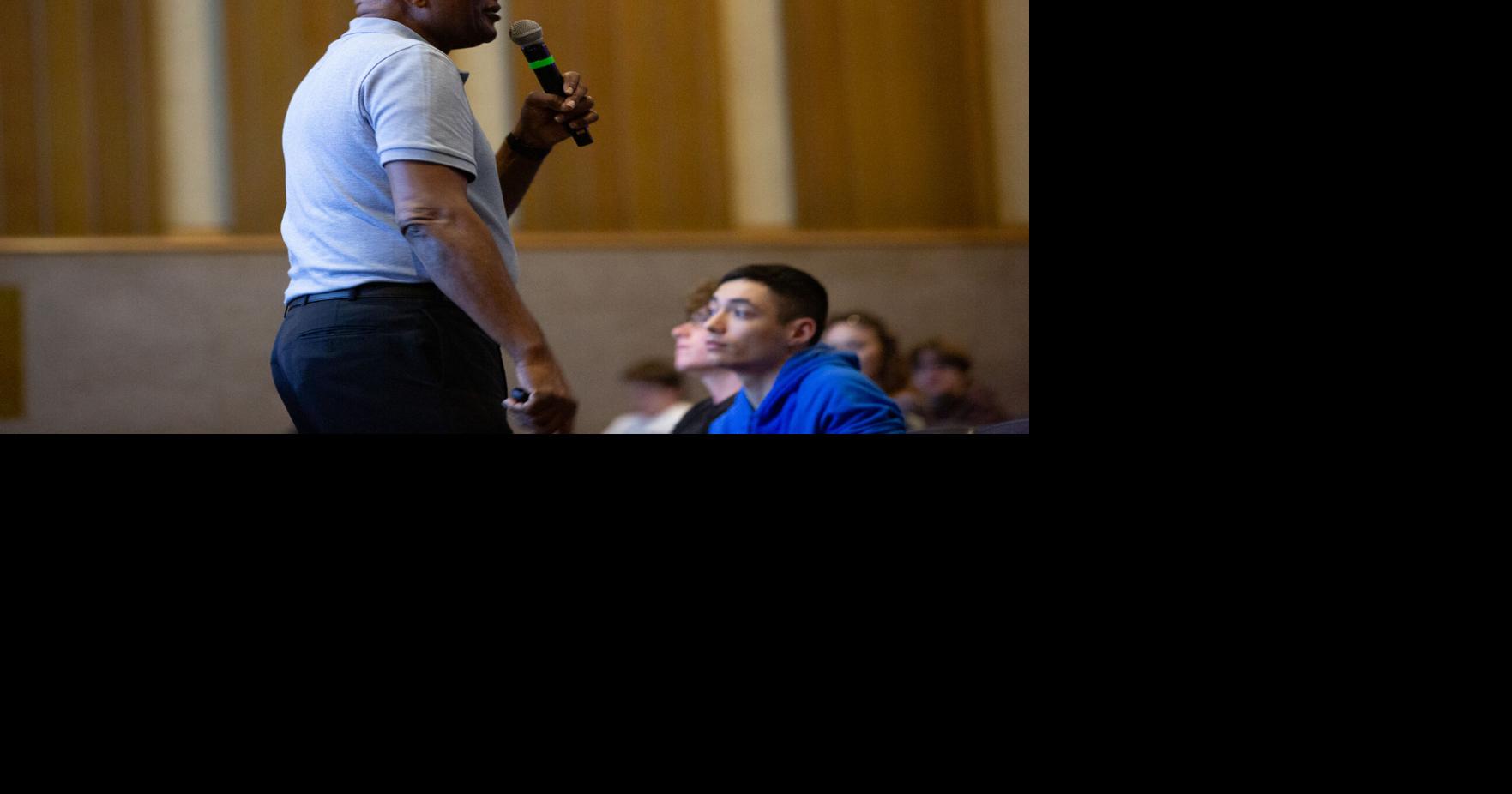 Navy captain gives students advice on leadership | News | jackcentral.org