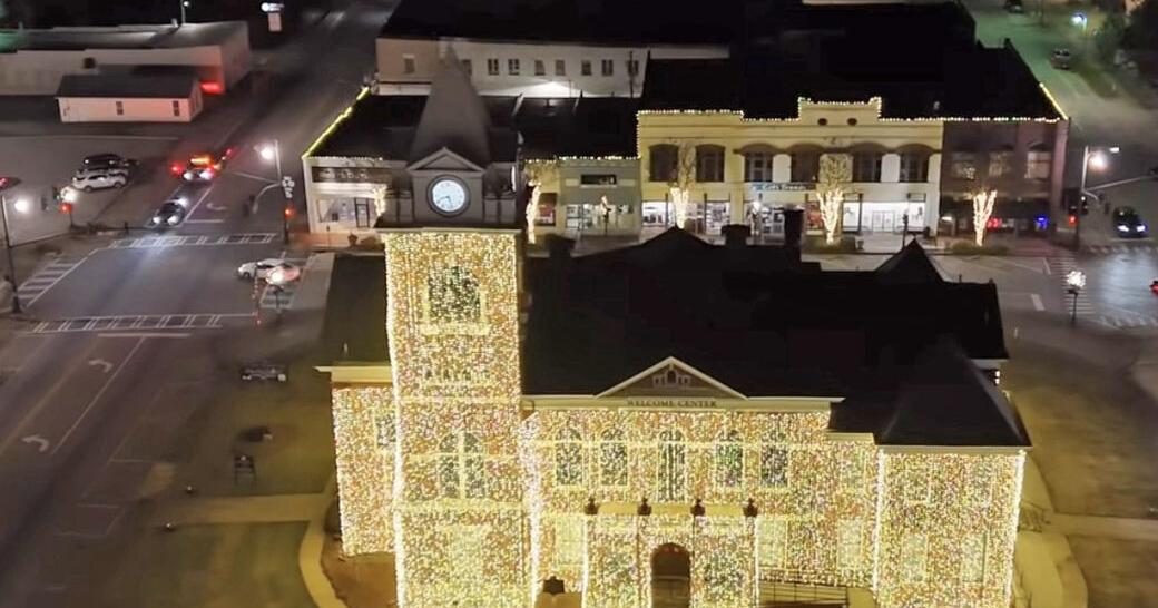 Courthouse blanketed in lights for holiday, bicentennial | News ...