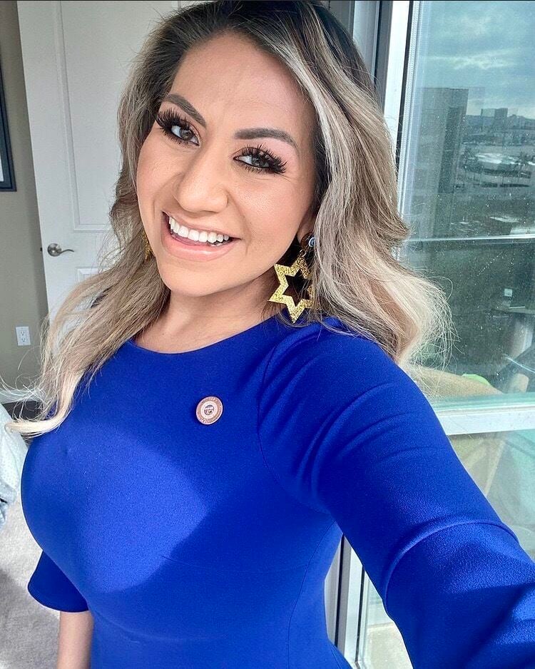 Hernandez wears special gift to reintroduce bill | Community | jewishaz.com