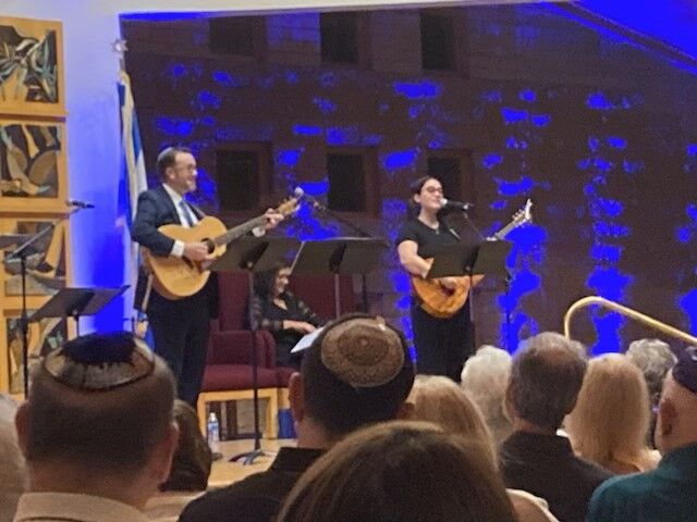 Temple Chai concert is ‘sweet homecoming’ for young Jewish song leader ...