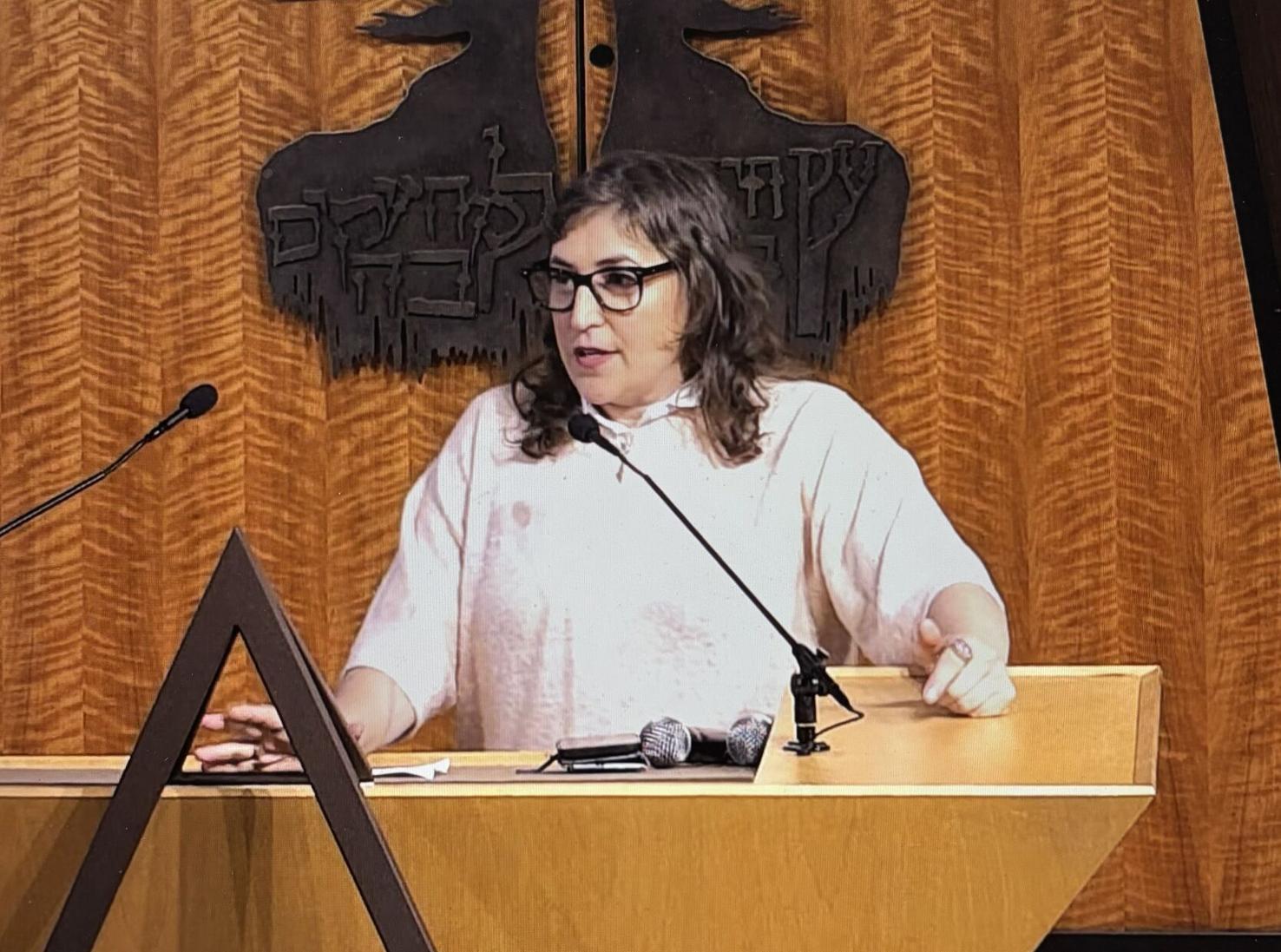Mayim Bialik reflects on identity, faith and Hollywood at Temple Solel ...
