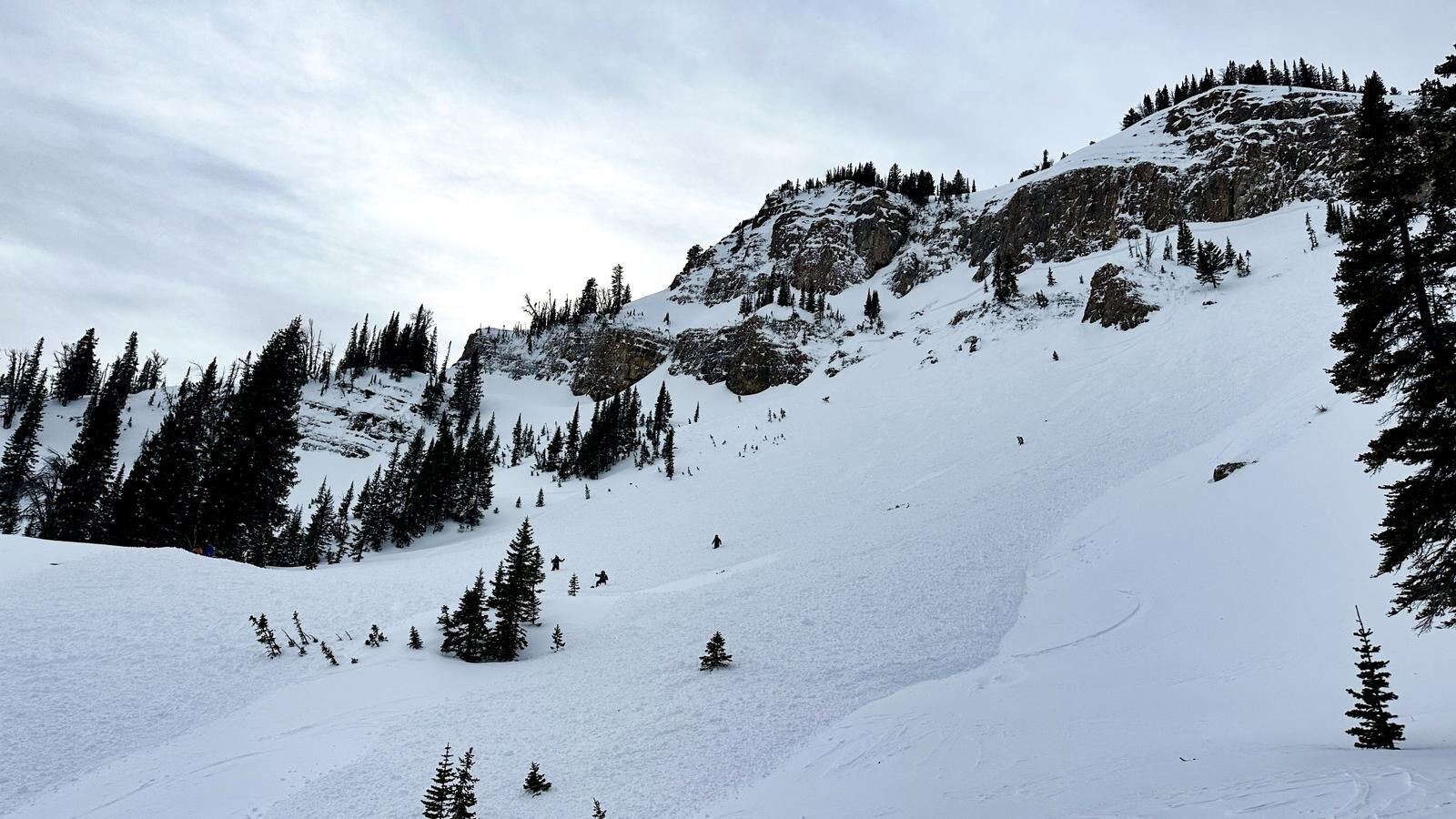 Avalanche catches 7 skiers south of Jackson Hole Mountain Resort ...