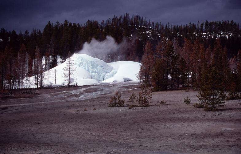 Yellowstone volcanologists want to understand why small geyser systems ...