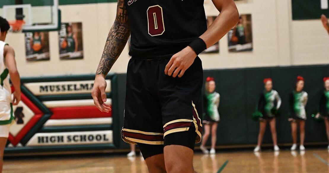 Gladney helps Cougars claw their way to victory over Applemen | Journal ...