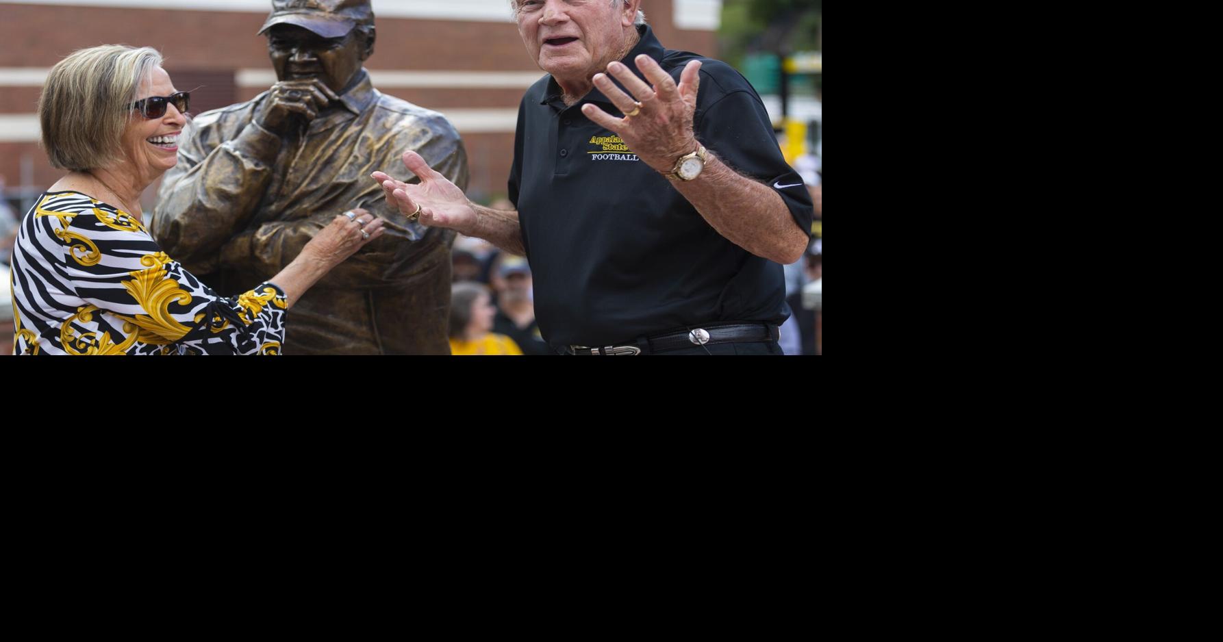 App State honors hall of fame coach Jerry Moore with statue, victory ...