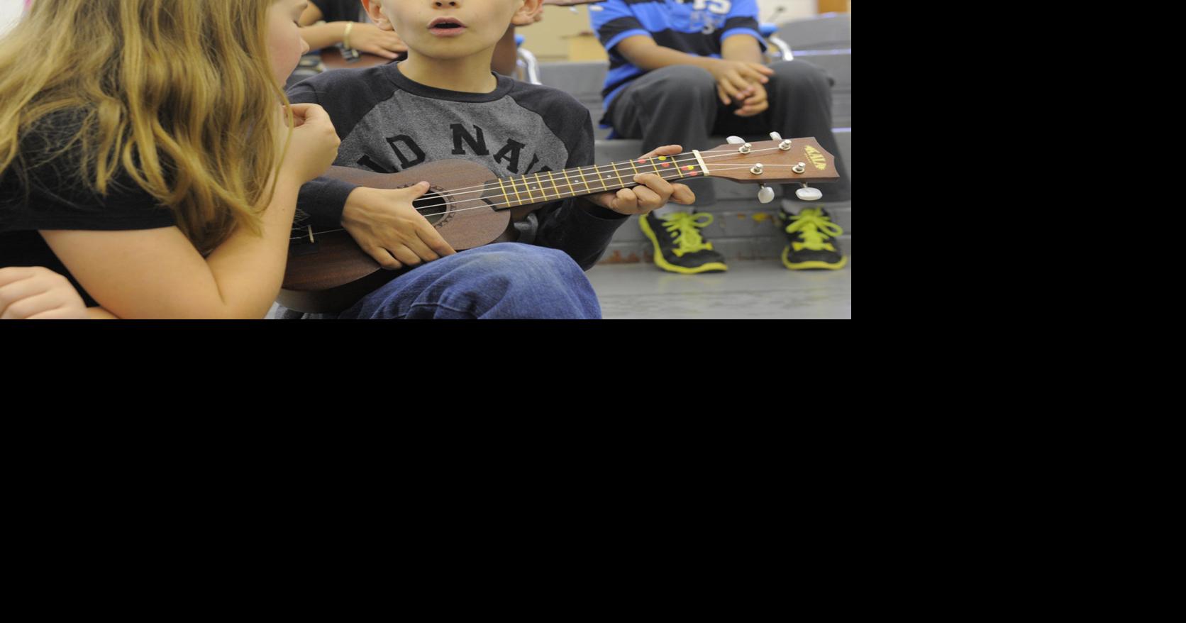 Teacher brings ukuleles to classroom
