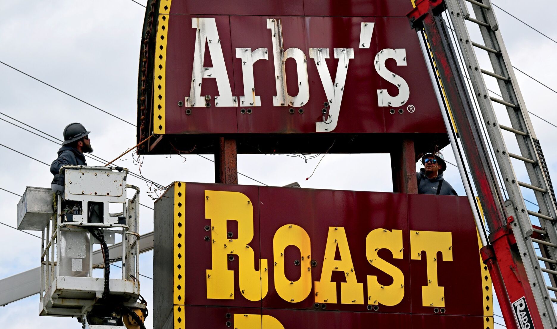 PHOTOS: Landmark Arby's 10-gallon hat sign removed from former ...