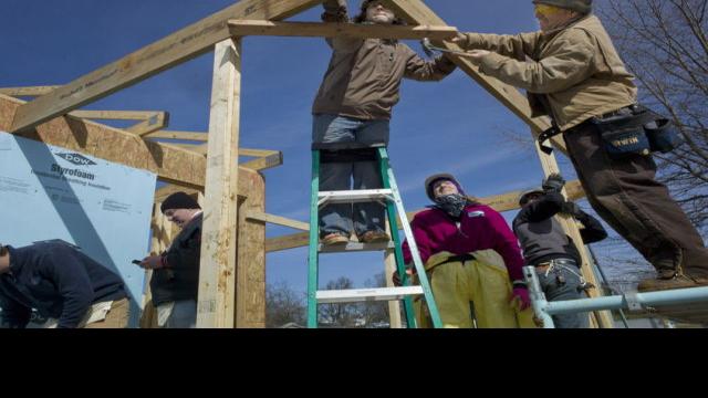 Students spend spring break building houses for Habitat | Local News ...