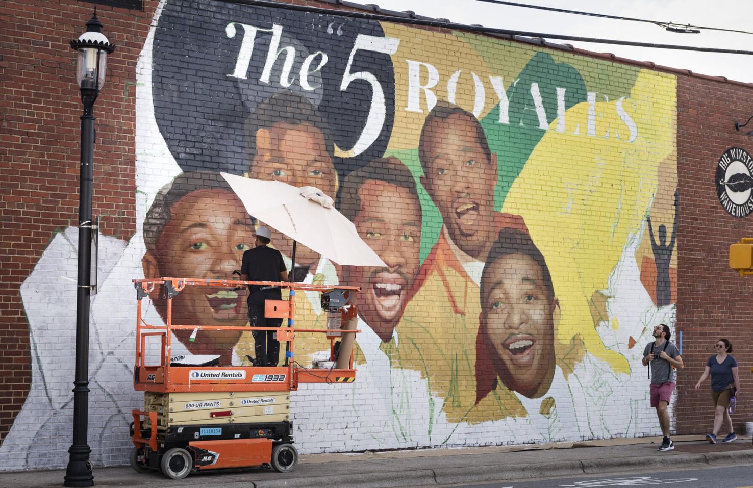 PHOTOS: Artist Elio Mercado paints mural of the '5' Royales on Big ...