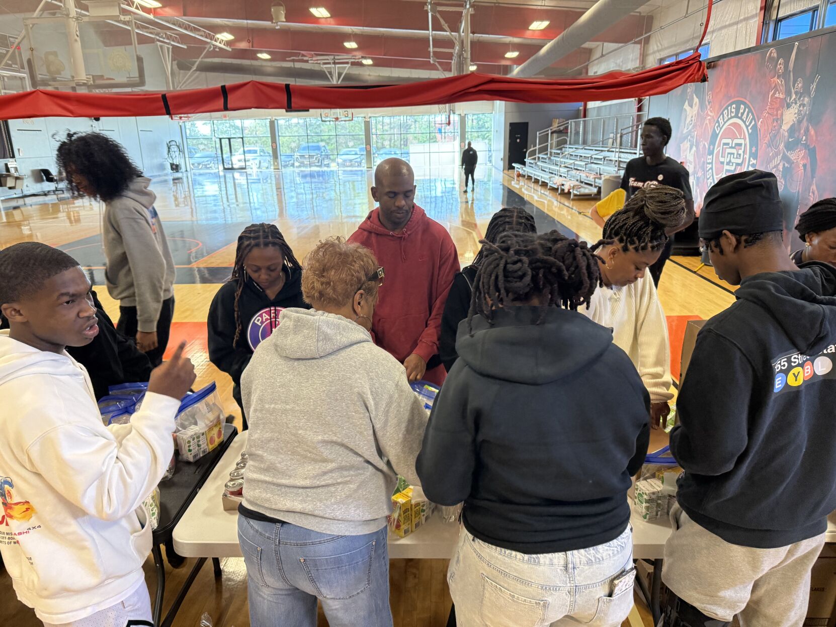 Chris Paul, AAU team pack food for Forsyth Backpack Program