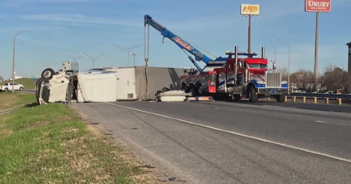 Overturned 18 Wheeler Shuts Down I 10 West At University Avenue All