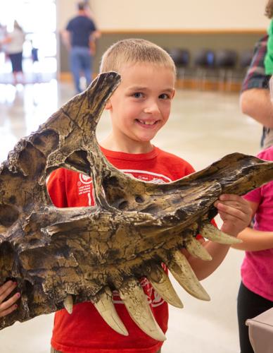 Dinosaur George delights kids with ancient fossils, modern facts ...