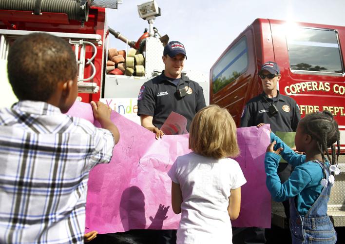 Elementary school students honor first responders on 14th anniversary ...