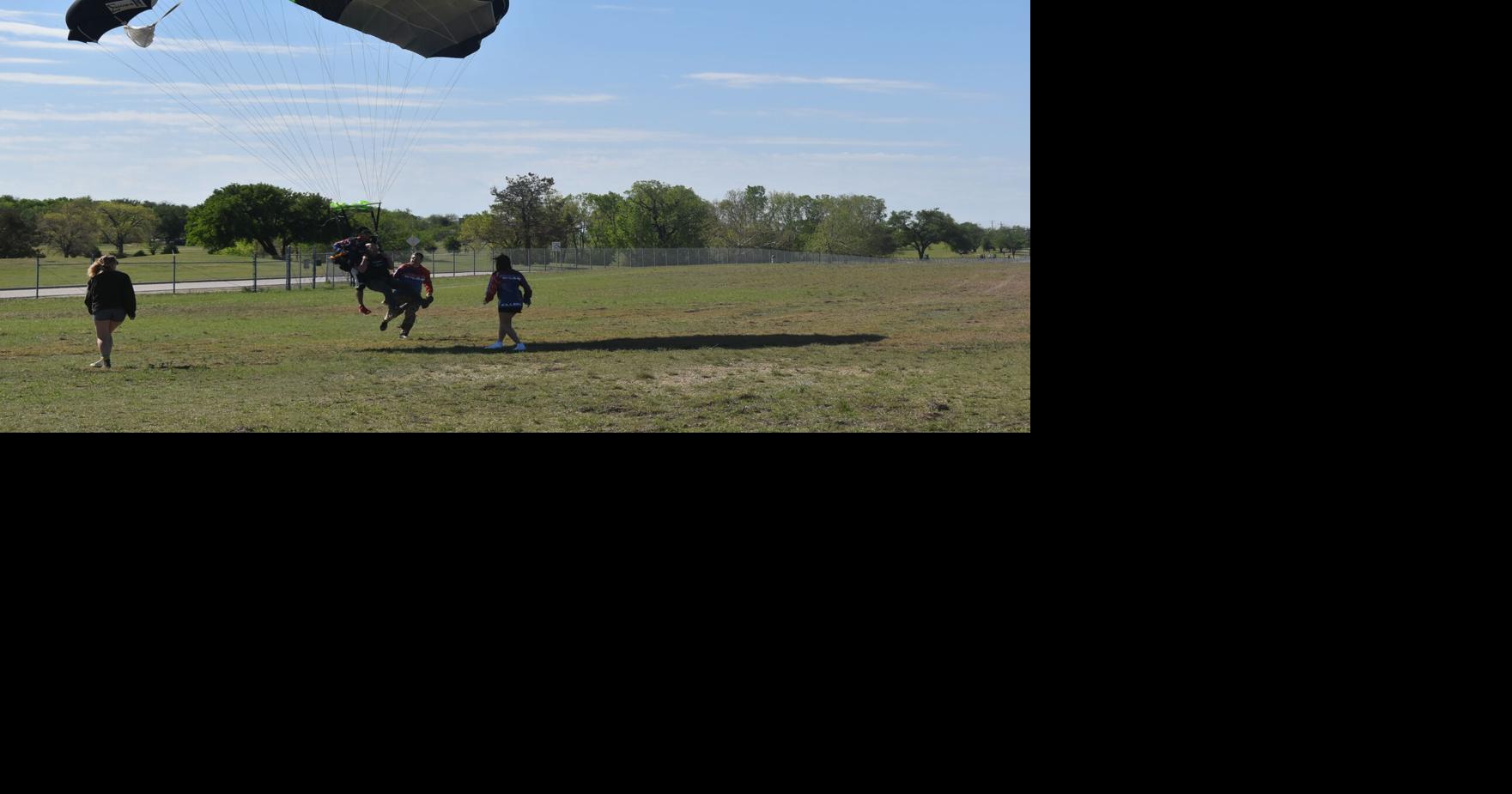 Retired paratroopers skydive in Killeen for Iraq war reunion | Local ...