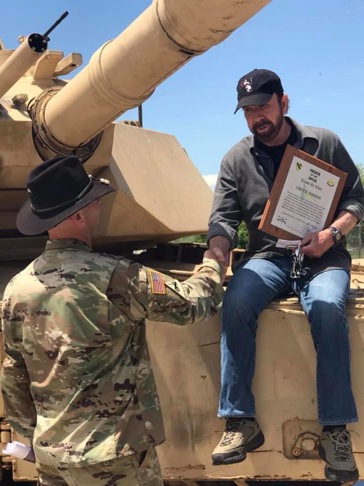 Chuck Norris checks out Army tank at Fort Hood | Military | kdhnews.com