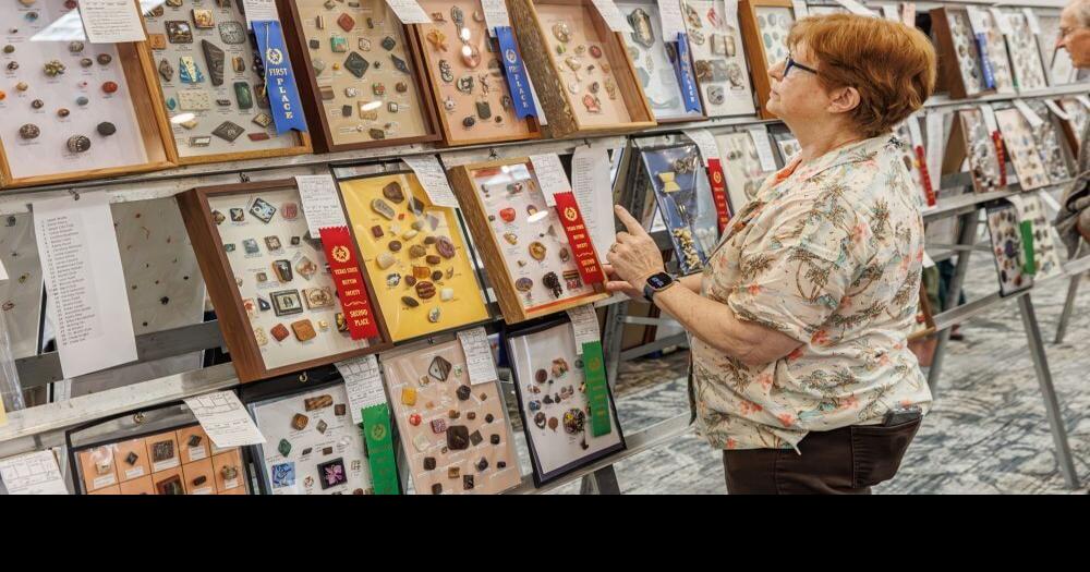 Button up: Texas State Button Society’s spring show continues today ...