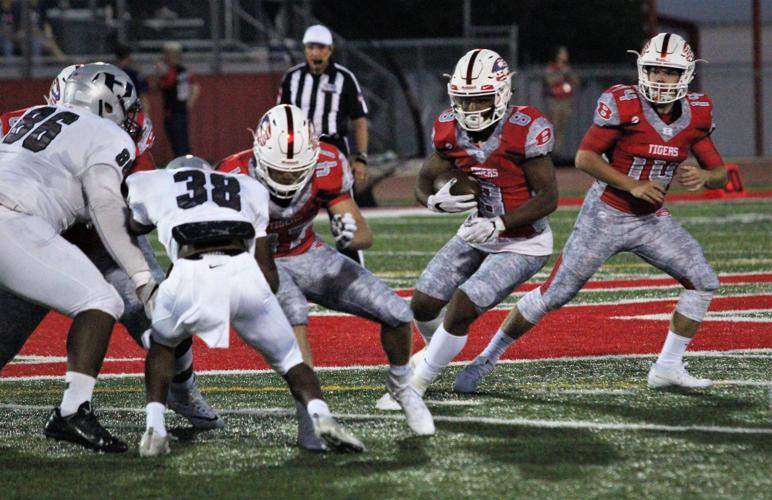 FOOTBALL: Long, late drive lifts Hendrickson over Belton, 20-17 | Belton | kdhnews.com