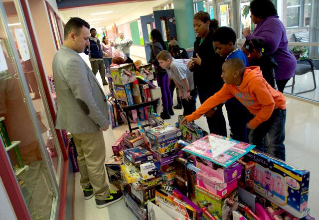 Treasure trove: Veterans deliver toys to Ira Cross students | Education ...
