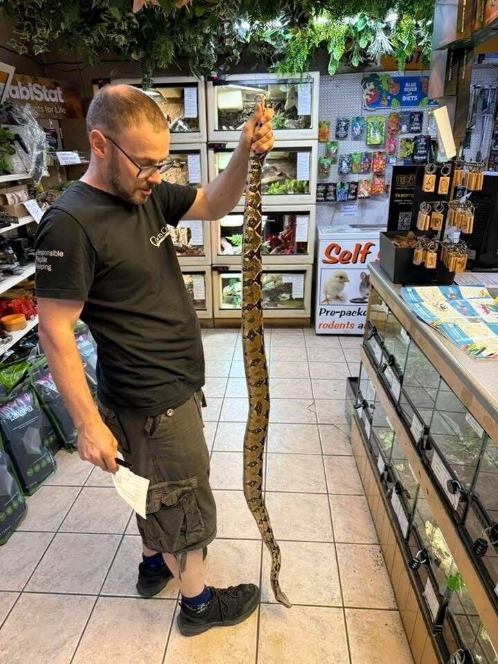 Girl finds massive 6-foot snake while playing golf | News | kdhnews.com