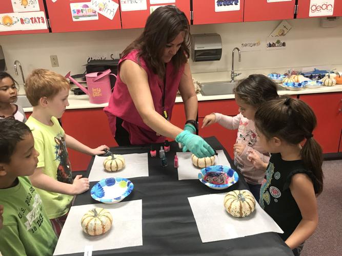 Williams/Ledger students create holiday decor | Community | kdhnews.com