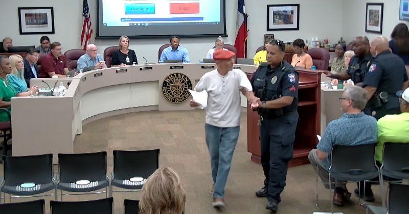 Police remove parent of kindergarten student from KISD board meeting ...