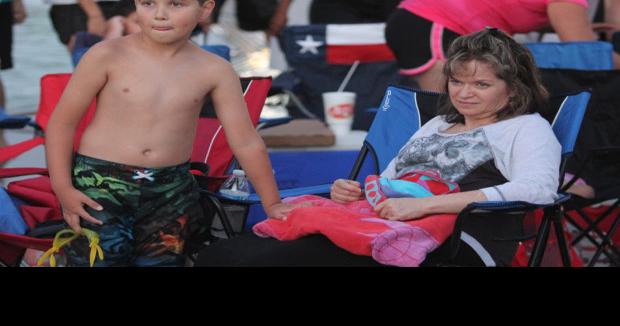 Families make a splash during Dive-In at Carl Levin Park pool ...
