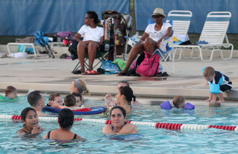 Families make a splash during Dive-In at Carl Levin Park pool ...