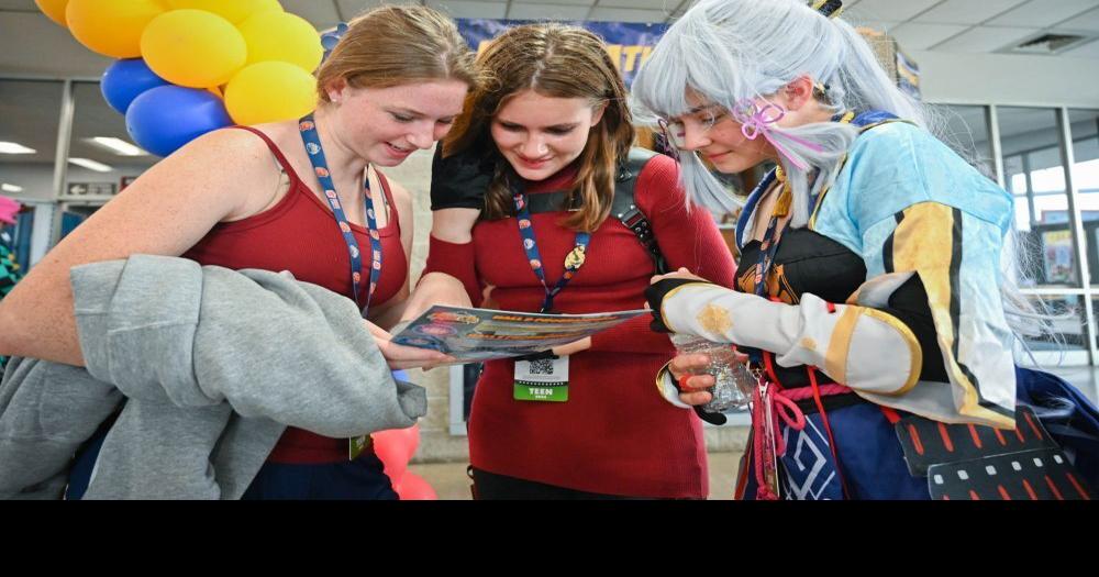 ‘Like a day at Disney World’: Fans mingle with actors during annual ...