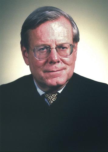 Reagan-appointed judge uses footnote to ding the Supreme Court’s Trump ...