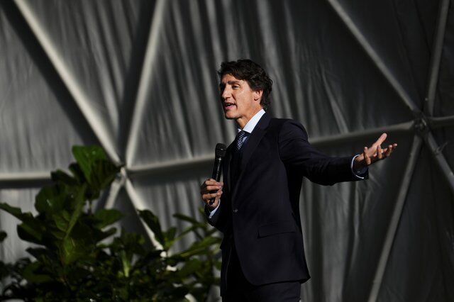 Justin Trudeau, Katy Perry make appearance at World Economic Forum ...
