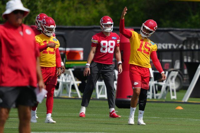 Chiefs lock in Patrick Mahomes through 2033 with a $504.75M reworked ...