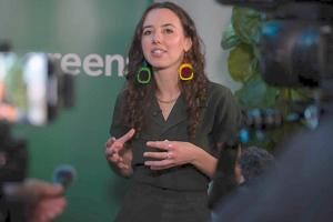 Green leader visits valley | News | kelownadailycourier.ca