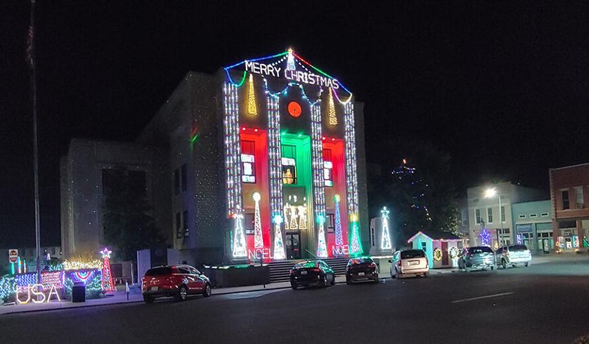 Judge-exec has Caldwell County Courthouse shining with Christmas spirit ...