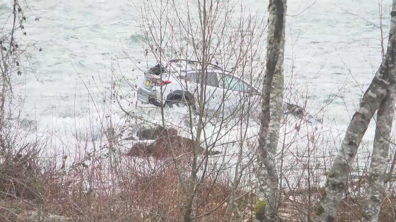 Helicopter rescues driver from late-night car crash into McKenzie River ...