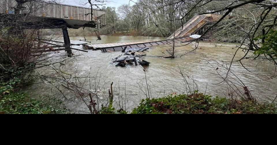 Railroad bridge collapses into Marys River in Corvallis | News | kezi.com