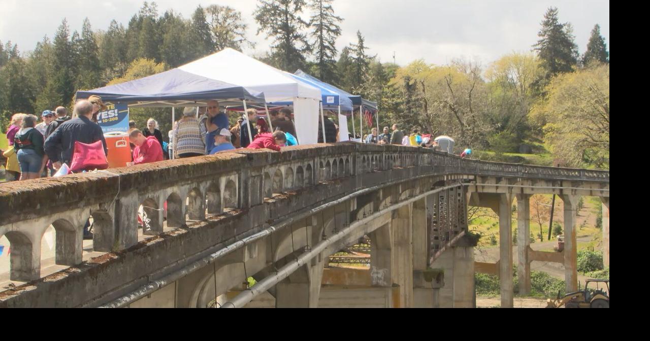 Locals say goodbye to beloved Calapooya Creek Bridge in Oakland | News ...