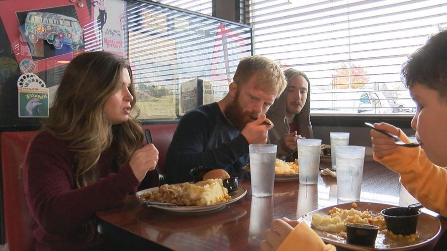Springfield restaurant hosts Thanksgiving meal for community, collects ...