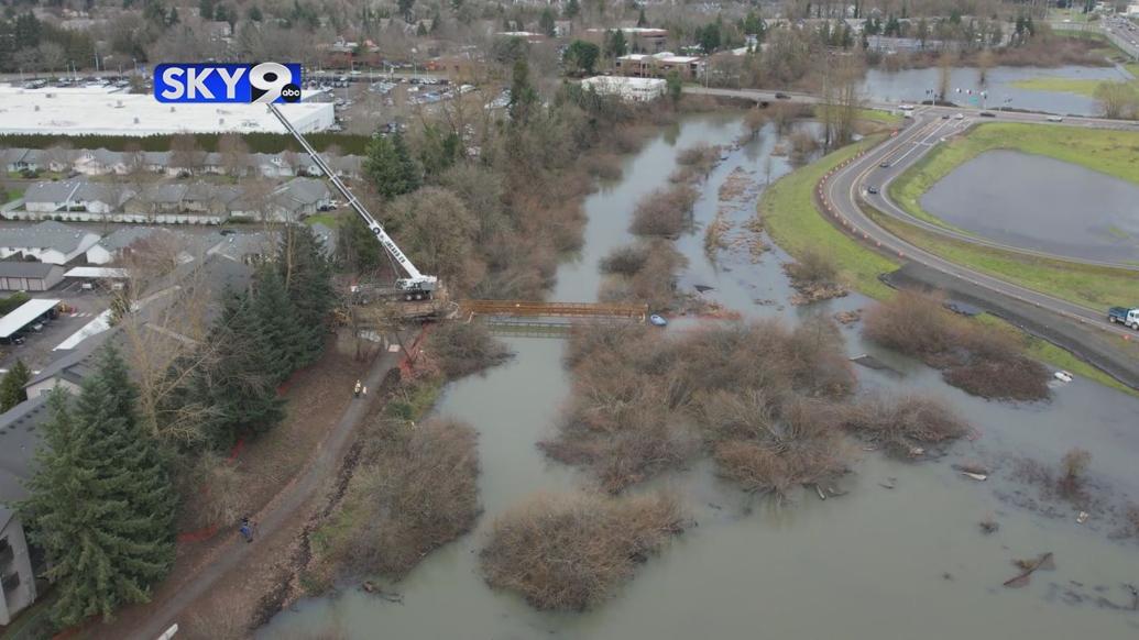 Crews install new pedestrian bridge at Eugene’s Delta Ponds | News ...
