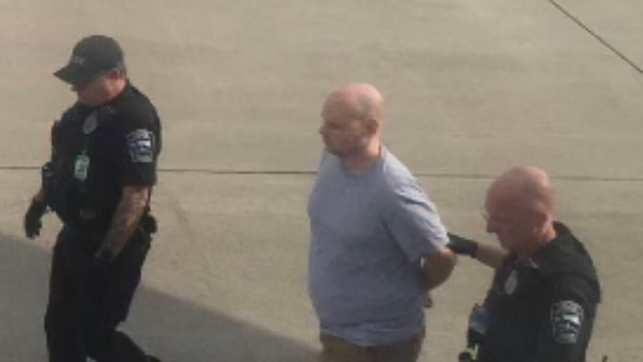Bomb threat suspect gave flight attendant threatening note before ...