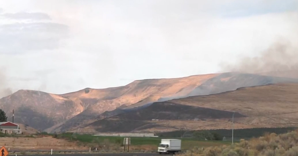 2 brush fires burning in Yakima Canyon burn almost 1,000 acres ...