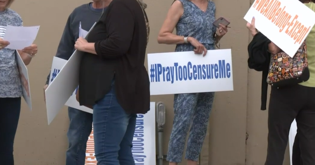 Group protests outside Spokane city hall for possible censure of Mayor ...