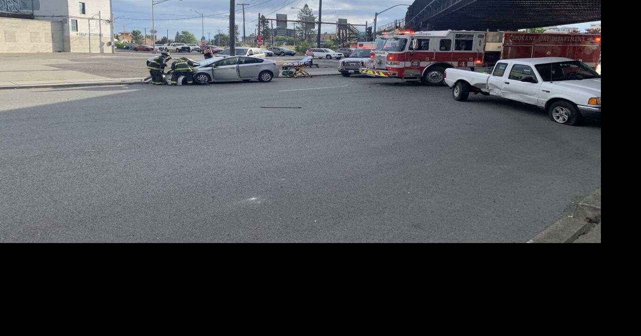 Multivehicle crash partially blocks Second Avenue at Maple Street ...