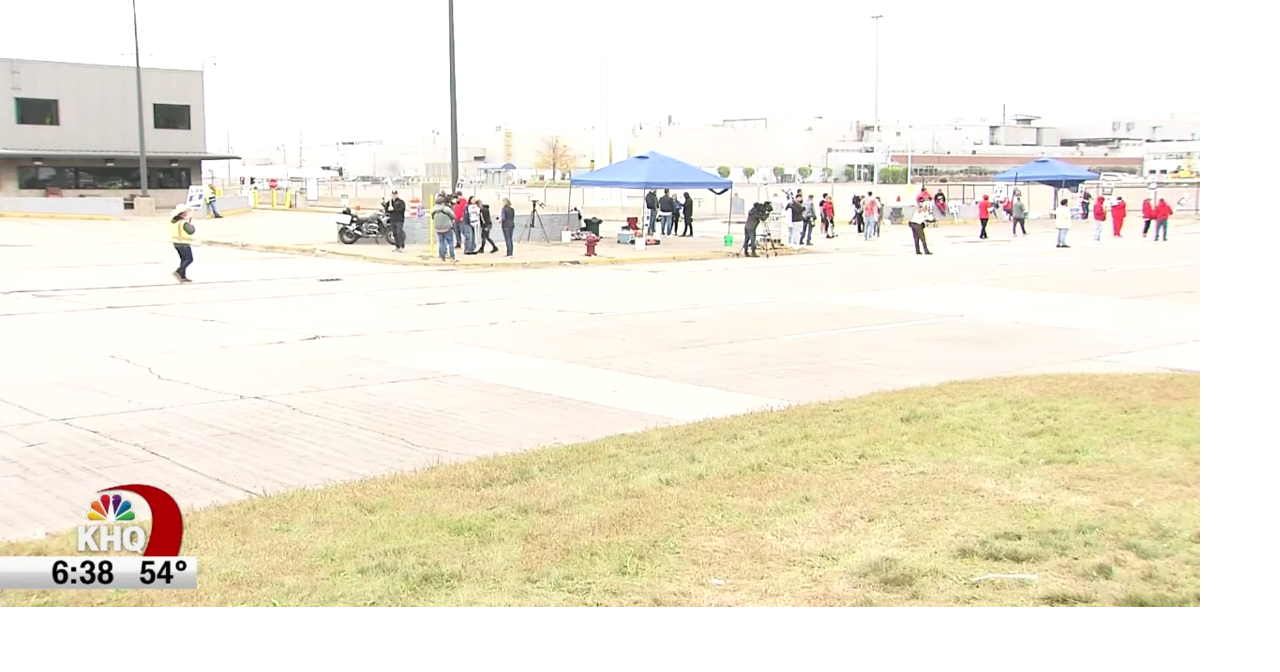 President Biden joins auto workers on UAW picket line | Spokane News ...