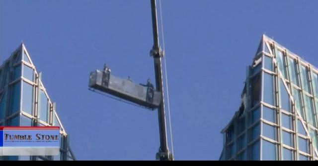 WATCH: Window washers rescued from scaffolding wildly blowing in wind ...