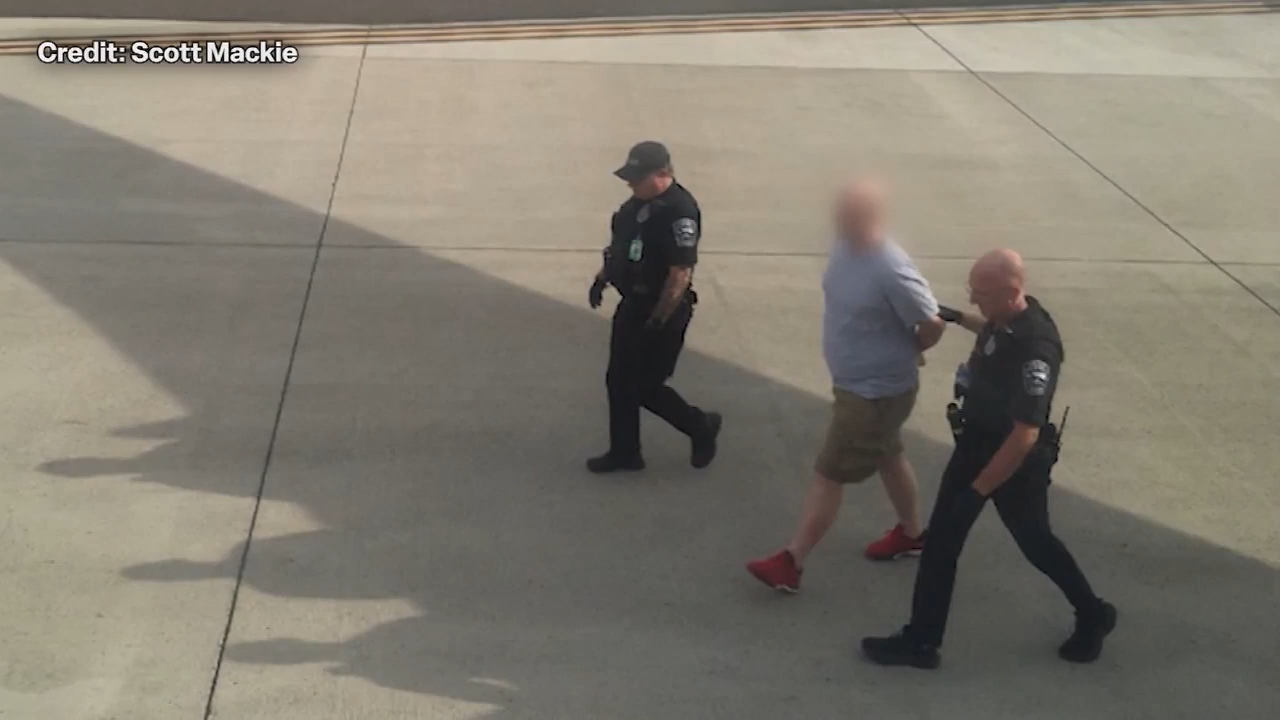 Bomb threat suspect gave flight attendant threatening note before ...