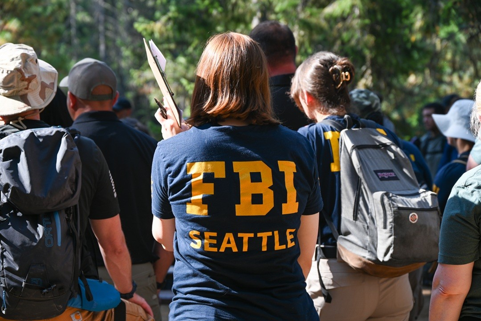 FBI search intensifies for Travis Decker near Leavenworth, public urged ...