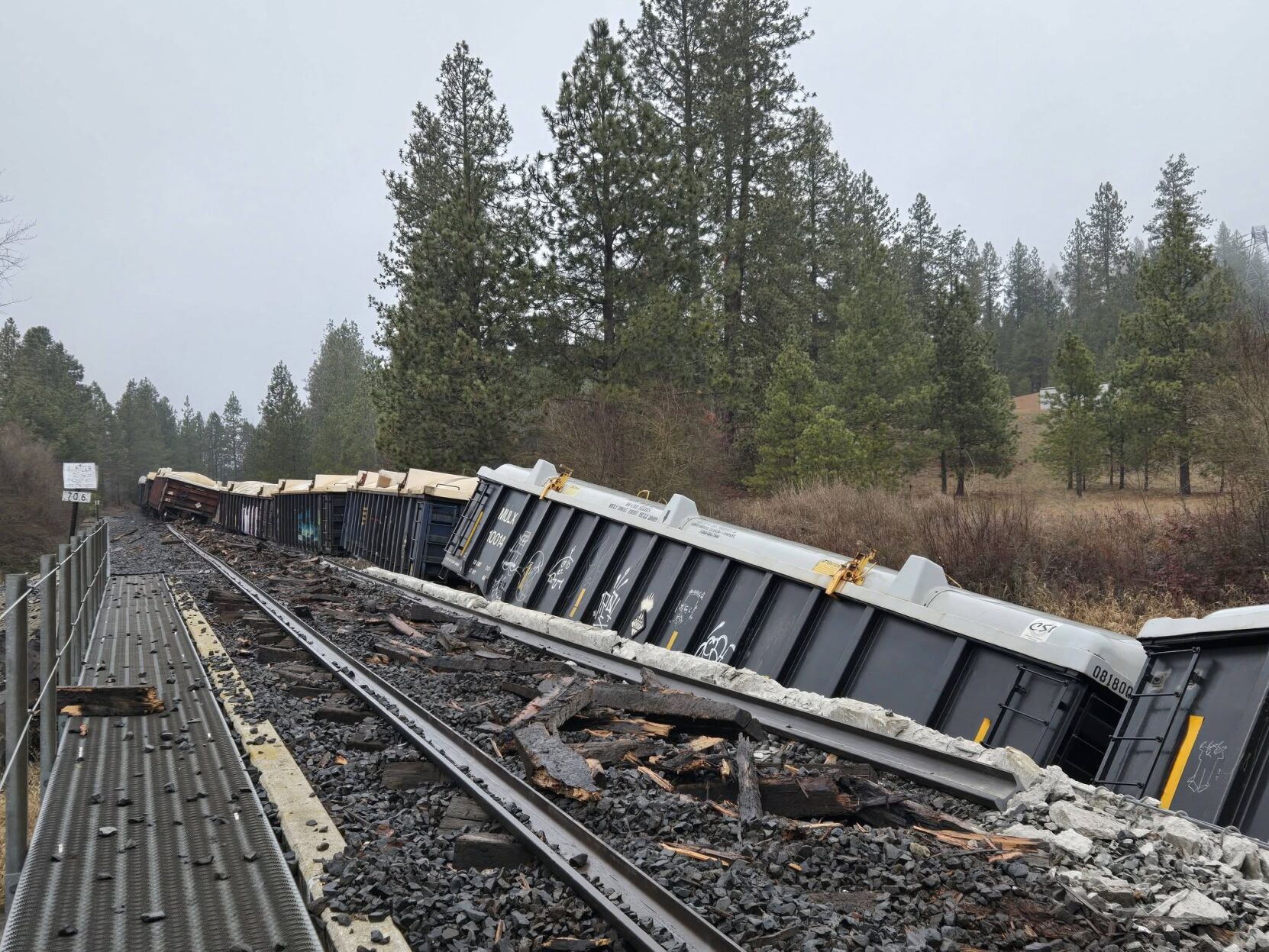 Train derails off Highway 395 near Blue Creek and Chewelah | Spokane ...