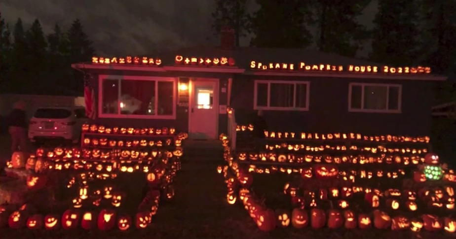 Get pumped for pumpkins! Spokane home decked out in dozens of jack-o ...
