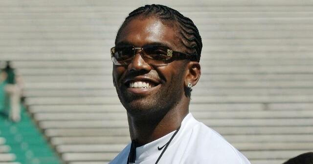 Randy Moss makes an emotional return to the ESPN set following his ...