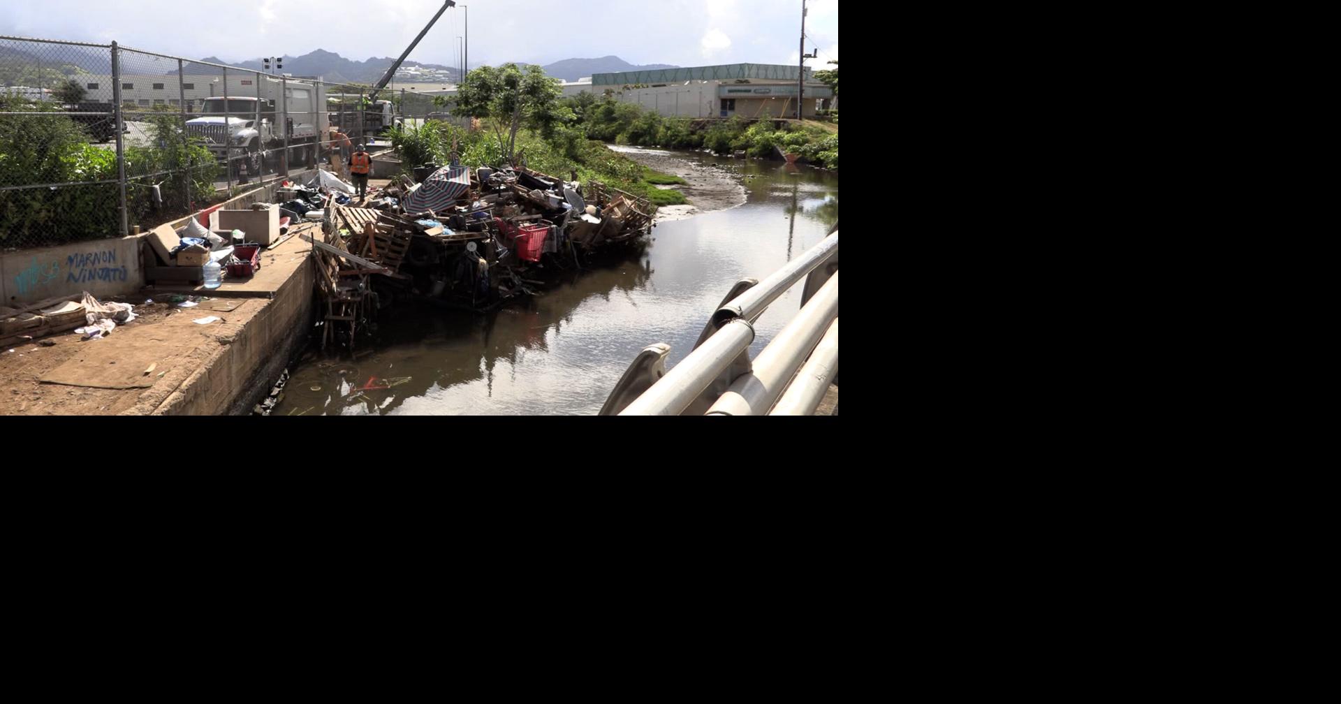 City workers clearing out homeless camp in Kalihi | Local | kitv.com